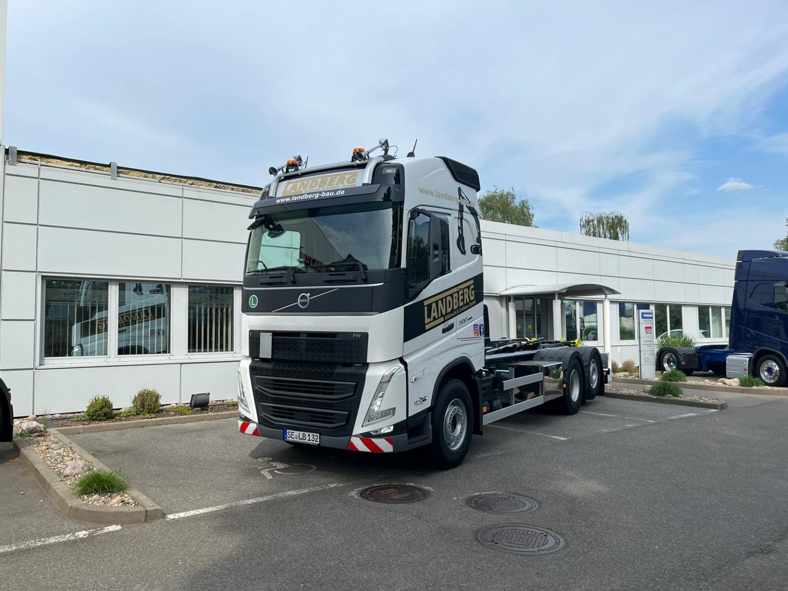 Auslieferung Landberg Abbruch & Erdbau GmbH, Volvo FH 600 6×2 mit Hiab ...